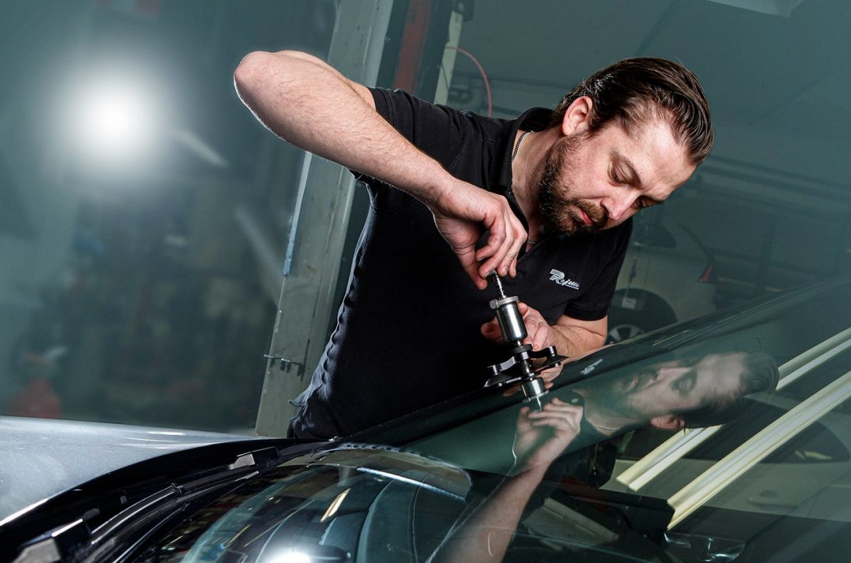 Vi lagar stenskott eller byter din vindruta | Rejmes